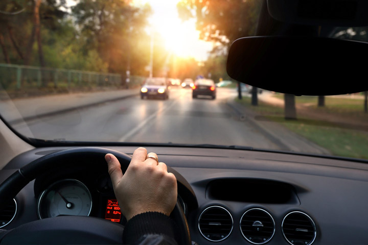 ¿Cómo limpiar el parabrisas desde el interior del auto